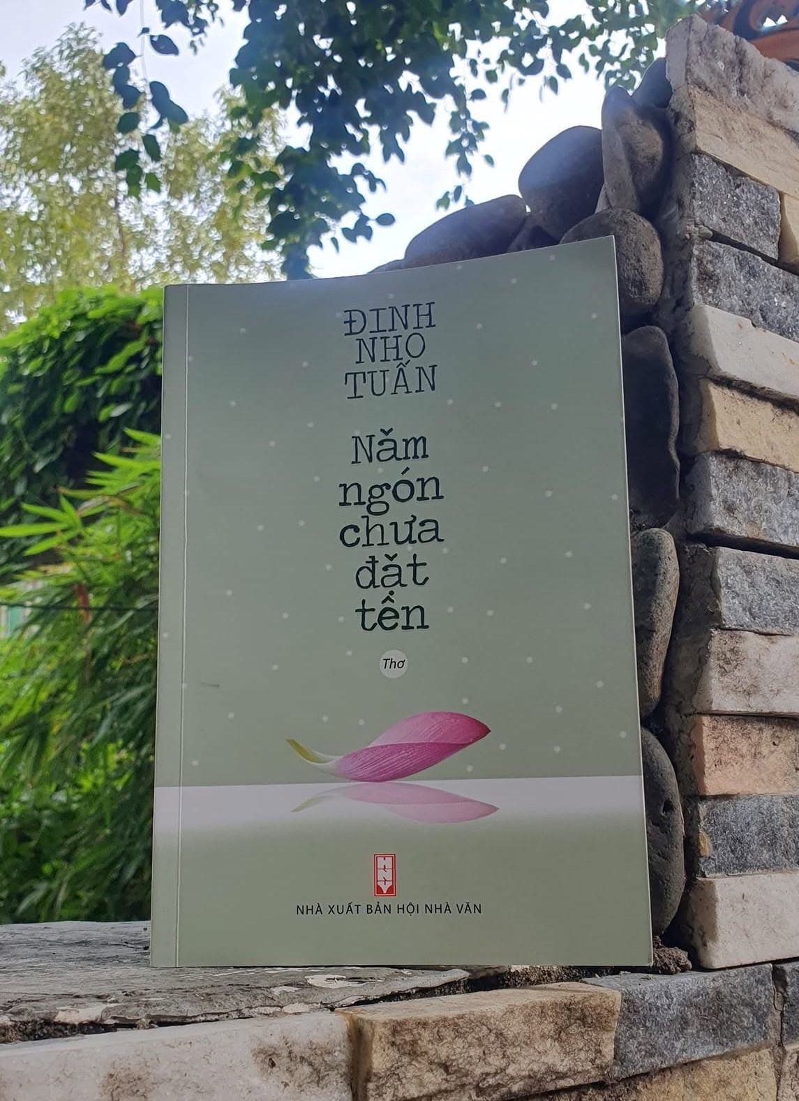 Những ngón tay mải miết lần tìm mạch sống